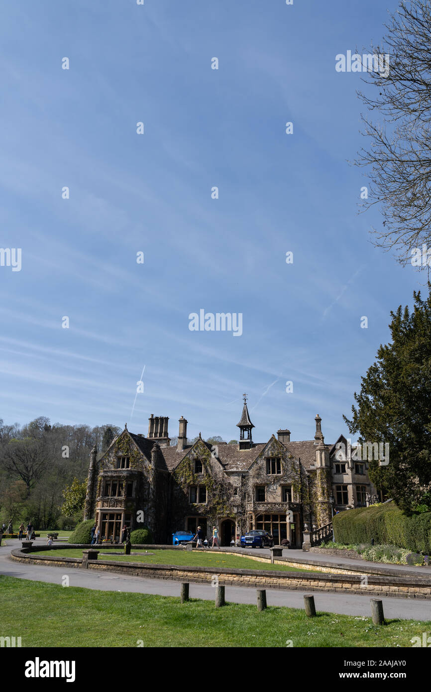 Cute Traditional English stone Limestone Houses in the Cotswolds ...