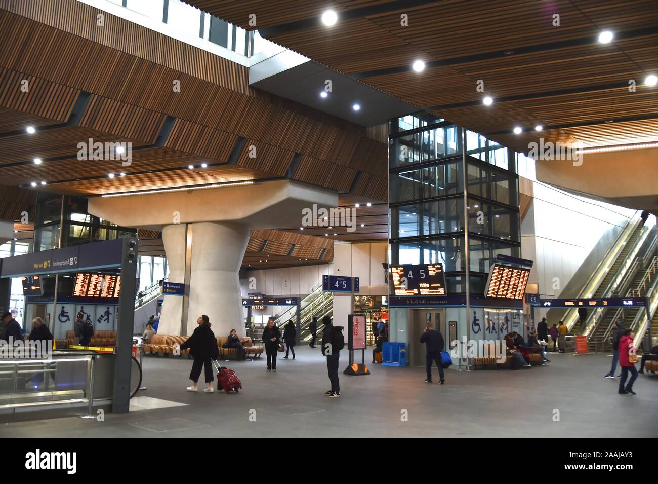 London commuters on station platforms Stock Photo - Alamy
