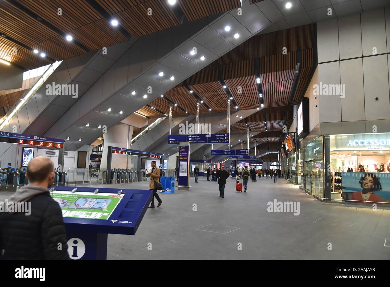 London commuters on station platforms Stock Photo - Alamy