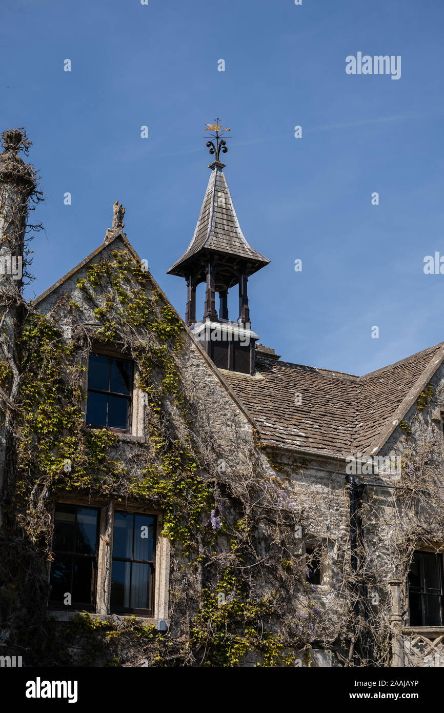 Cute Traditional English stone Limestone Houses in the Cotswolds ...