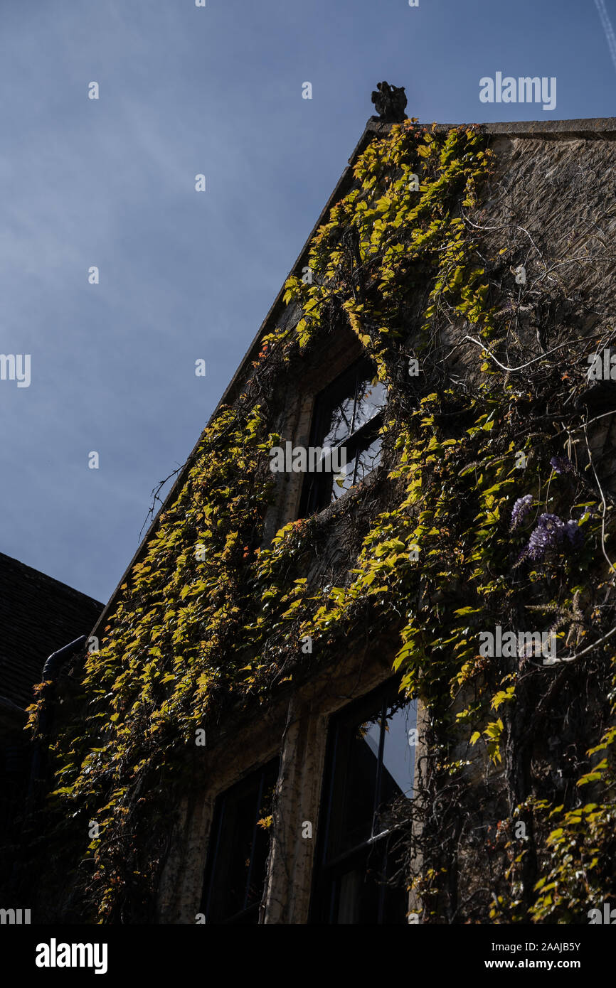 Cute Traditional English stone Limestone Houses in the Cotswolds ...