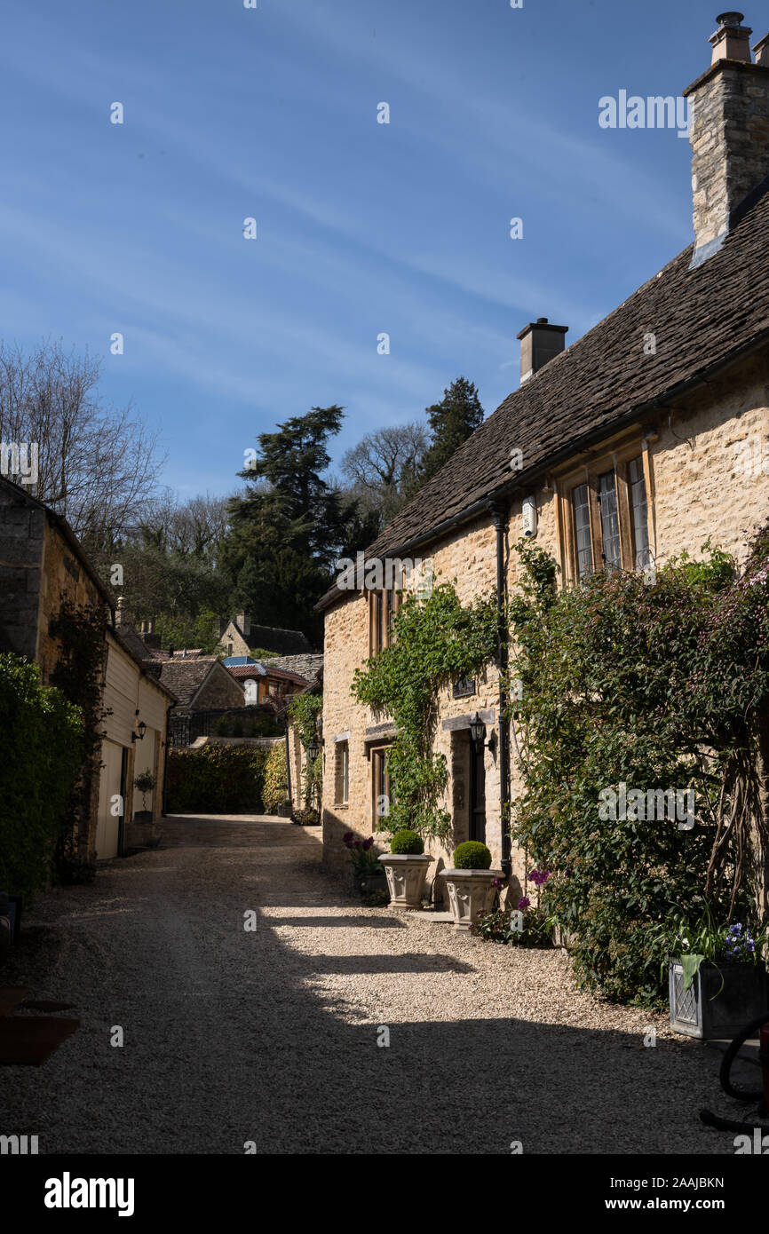 Cute Traditional English stone Limestone Houses in the Cotswolds ...