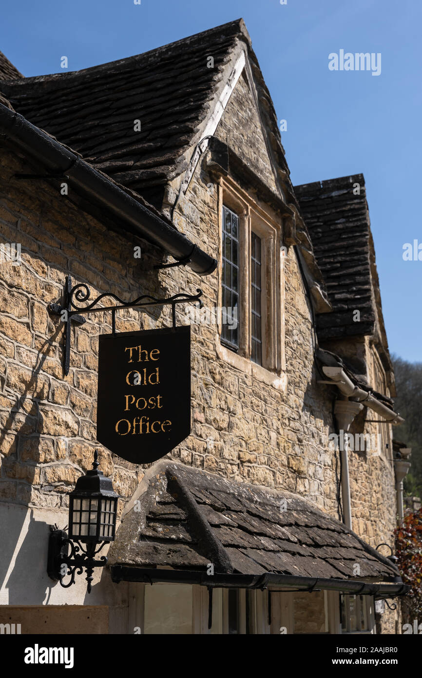 Cute Traditional English stone Limestone Houses in the Cotswolds ...