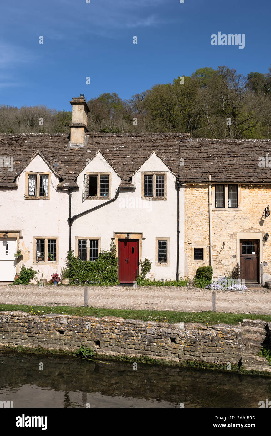 Cute Traditional English stone Limestone Houses in the Cotswolds ...