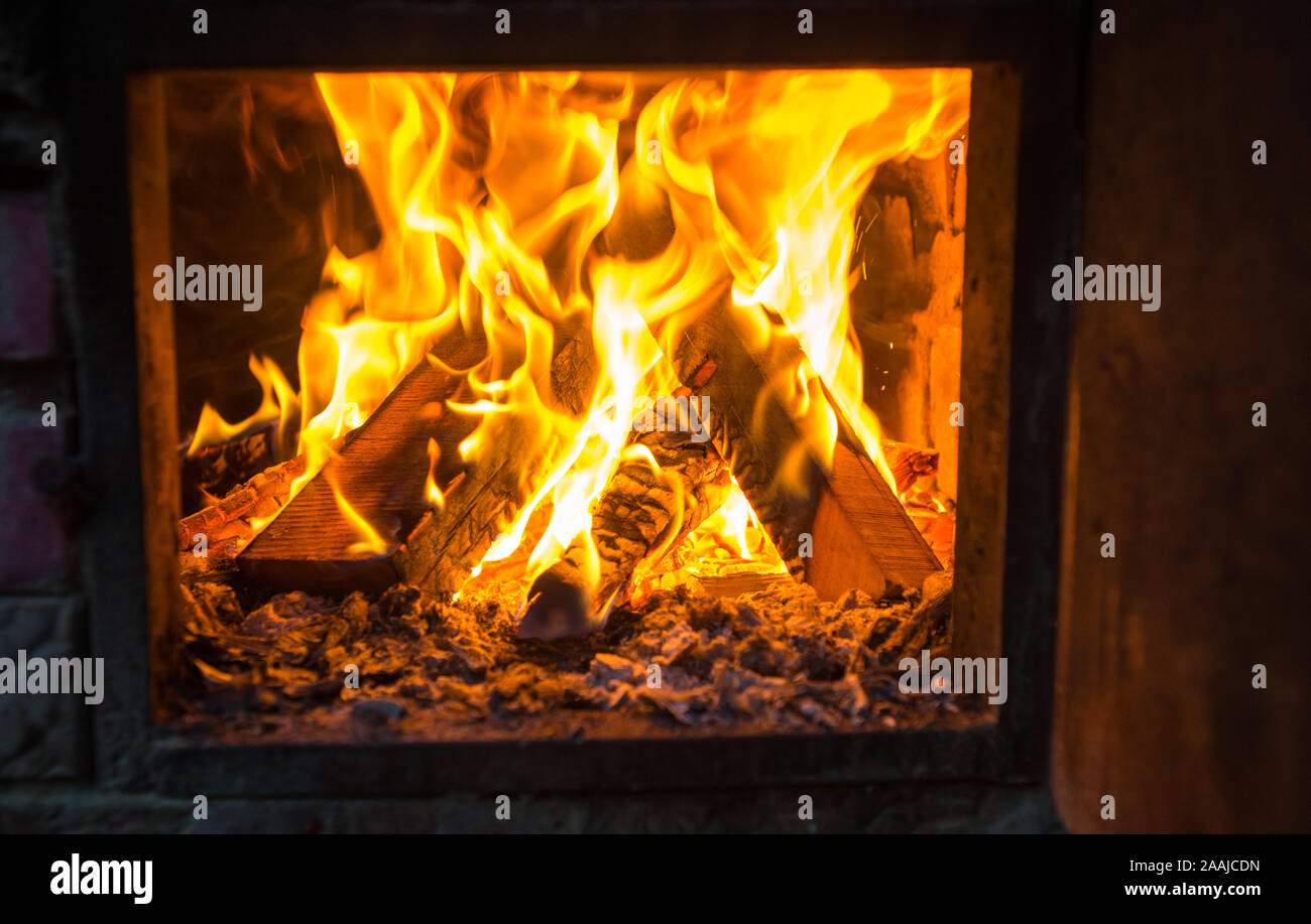 Log fire chimney hi-res stock photography and images - Alamy