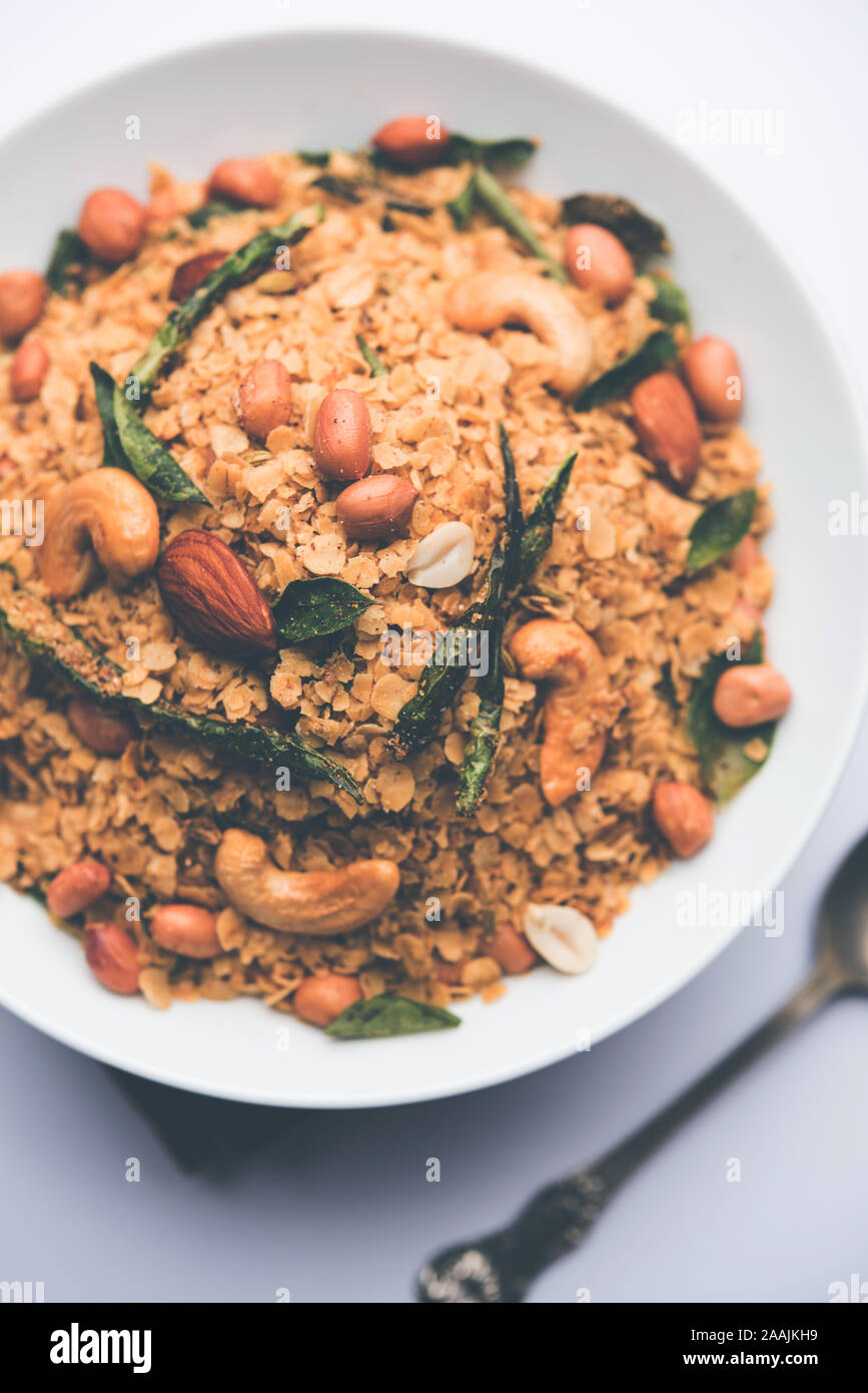 Oats Chivda / Chiwda is a healthy indian recipe with added chilli ...