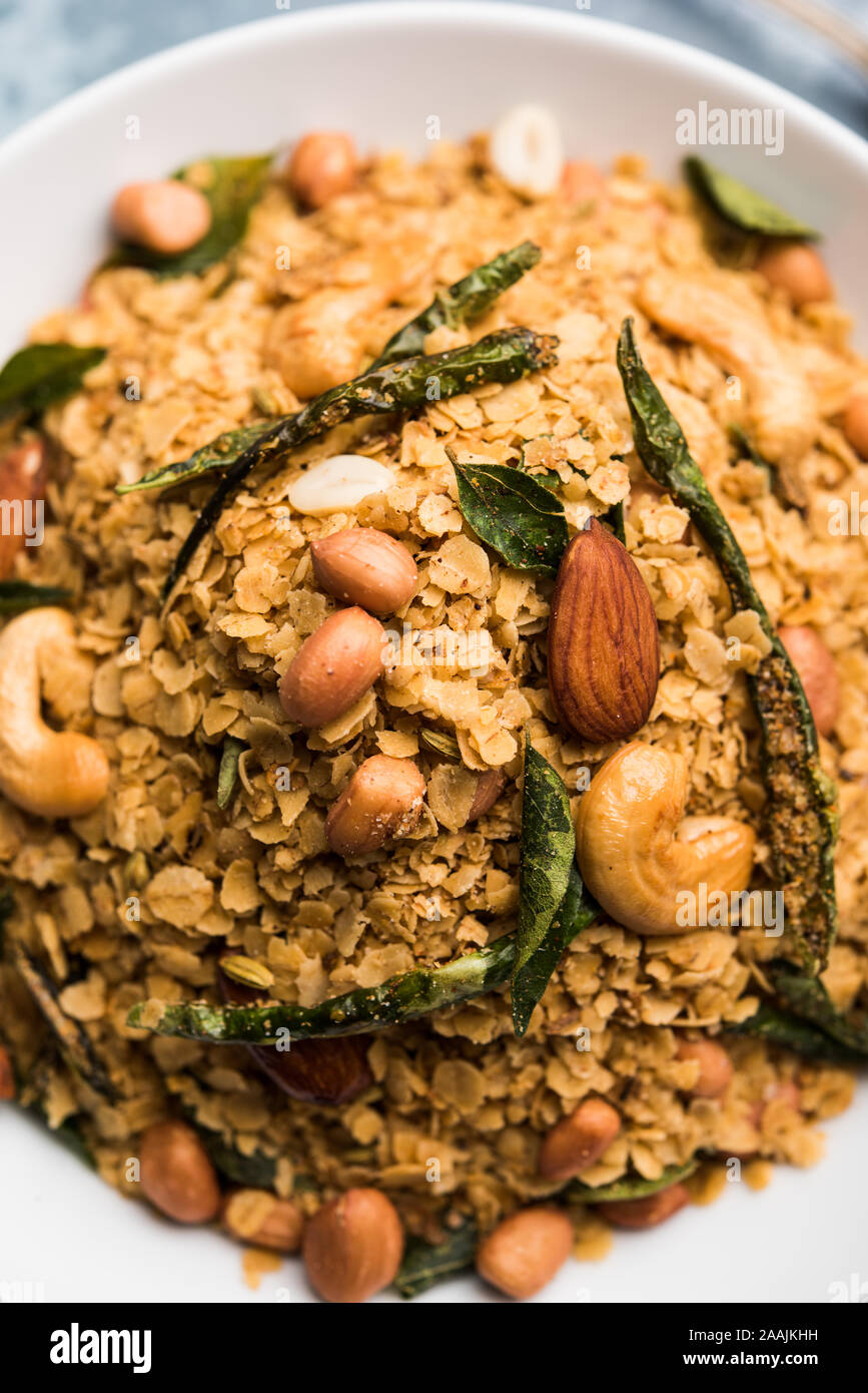 Oats Chivda / Chiwda is a healthy indian recipe with added chilli ...