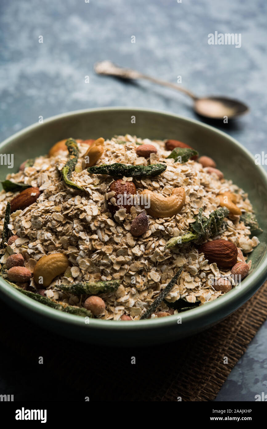 Oats Chivda / Chiwda is a healthy indian recipe with added chilli ...