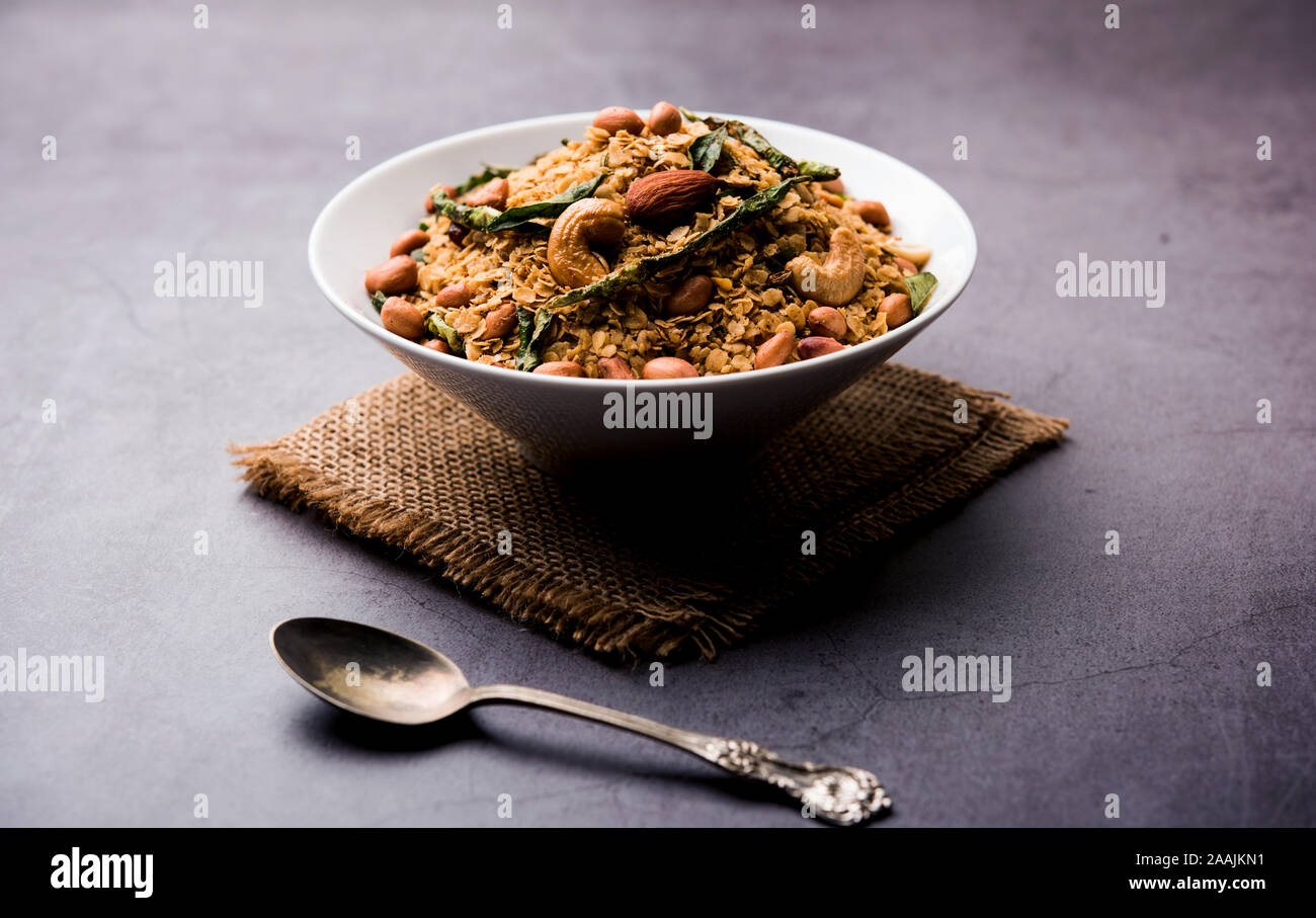 Oats Chivda / Chiwda is a healthy indian recipe with added chilli ...