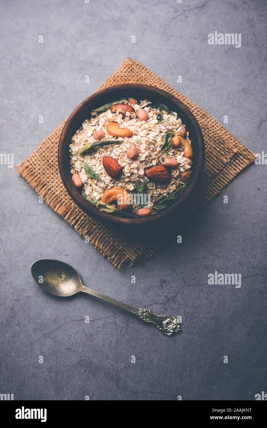 Oats Chivda / Chiwda is a healthy indian recipe with added chilli ...