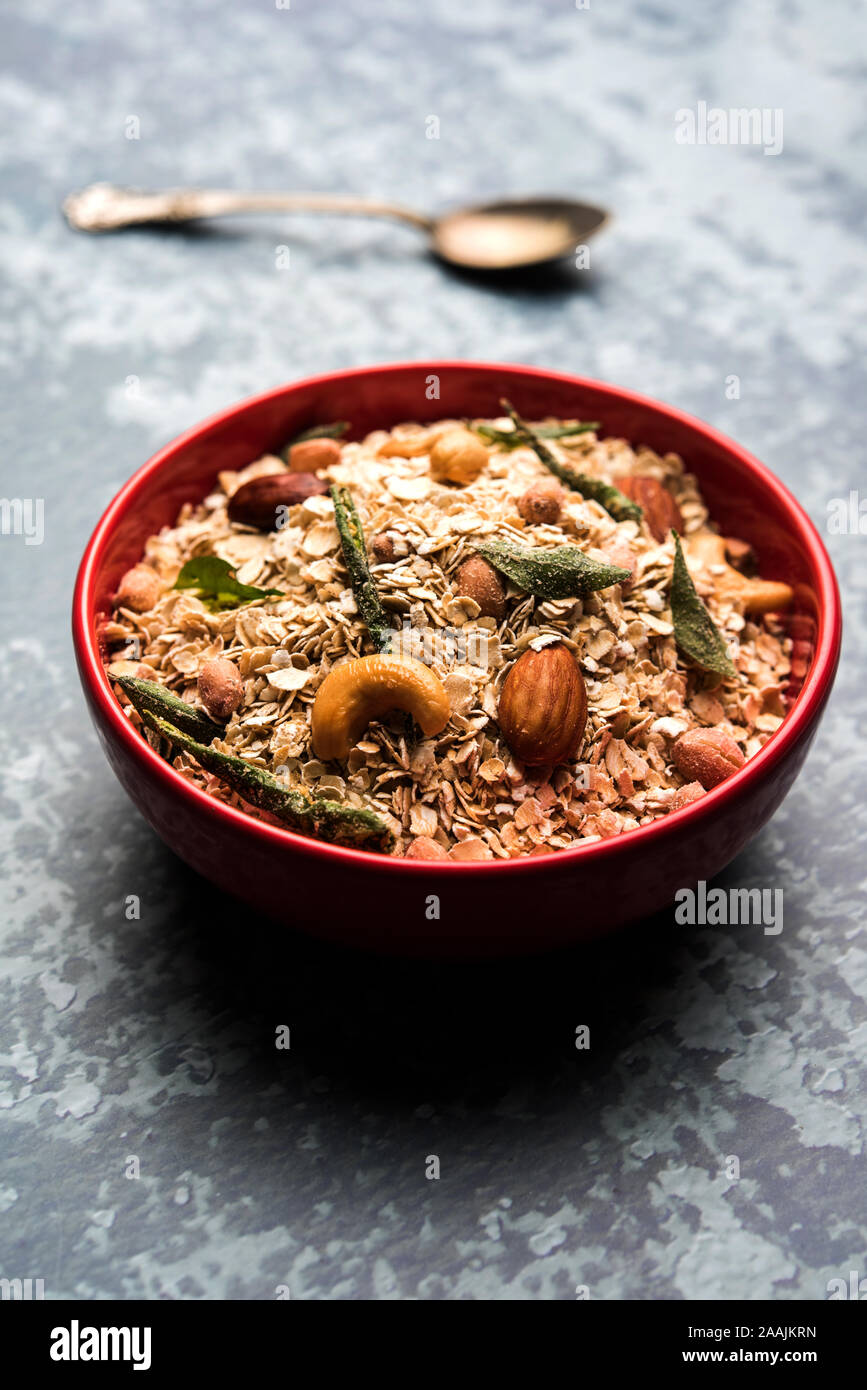 Oats Chivda / Chiwda is a healthy indian recipe with added chilli ...