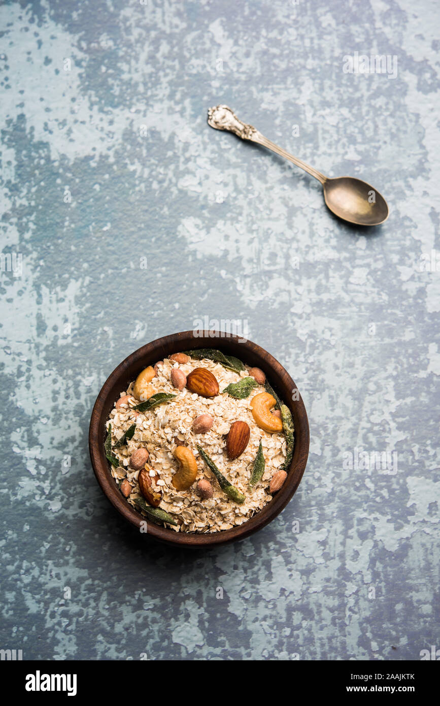 Oats Chivda / Chiwda is a healthy indian recipe with added chilli ...