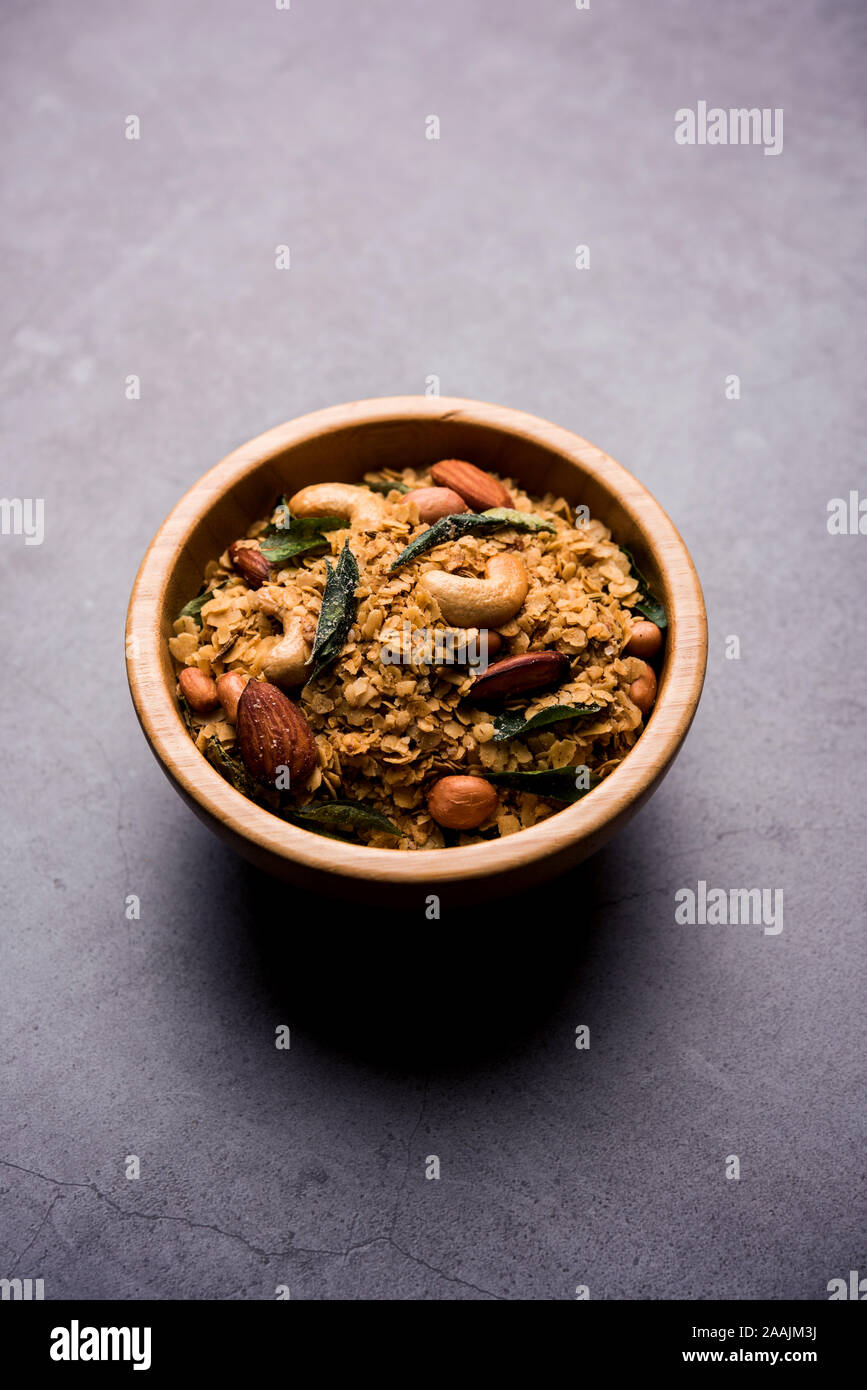 Oats Chivda / Chiwda is a healthy indian recipe with added chilli ...