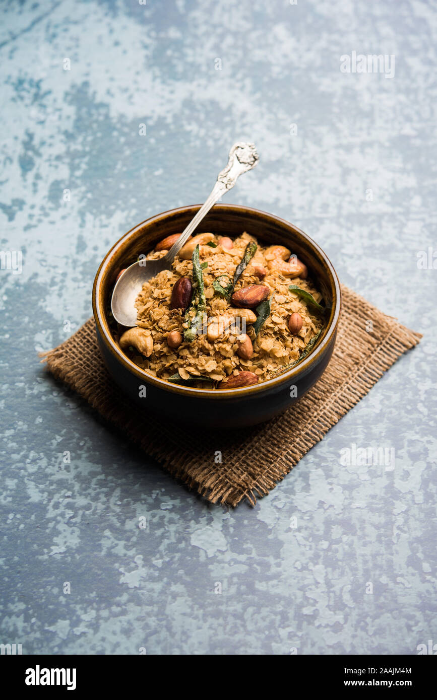 Oats Chivda / Chiwda is a healthy indian recipe with added chilli ...