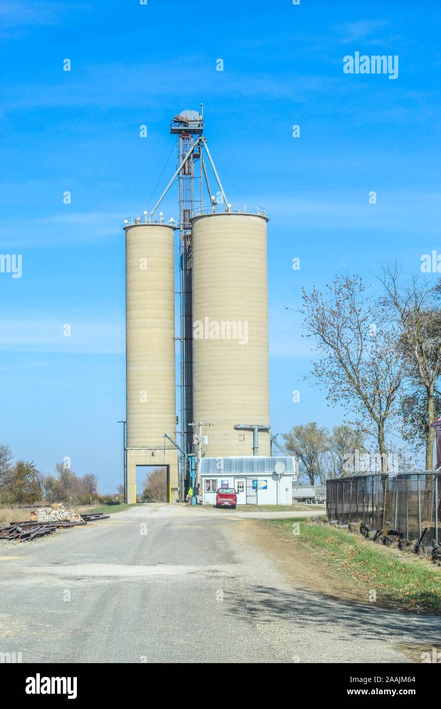 Small town america grain elevator hi-res stock photography and images ...