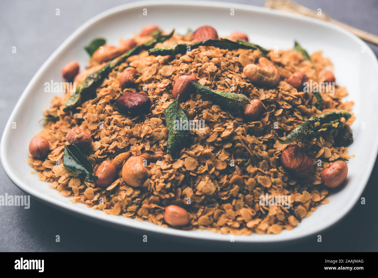 Oats Chivda / Chiwda is a healthy indian recipe with added chilli ...