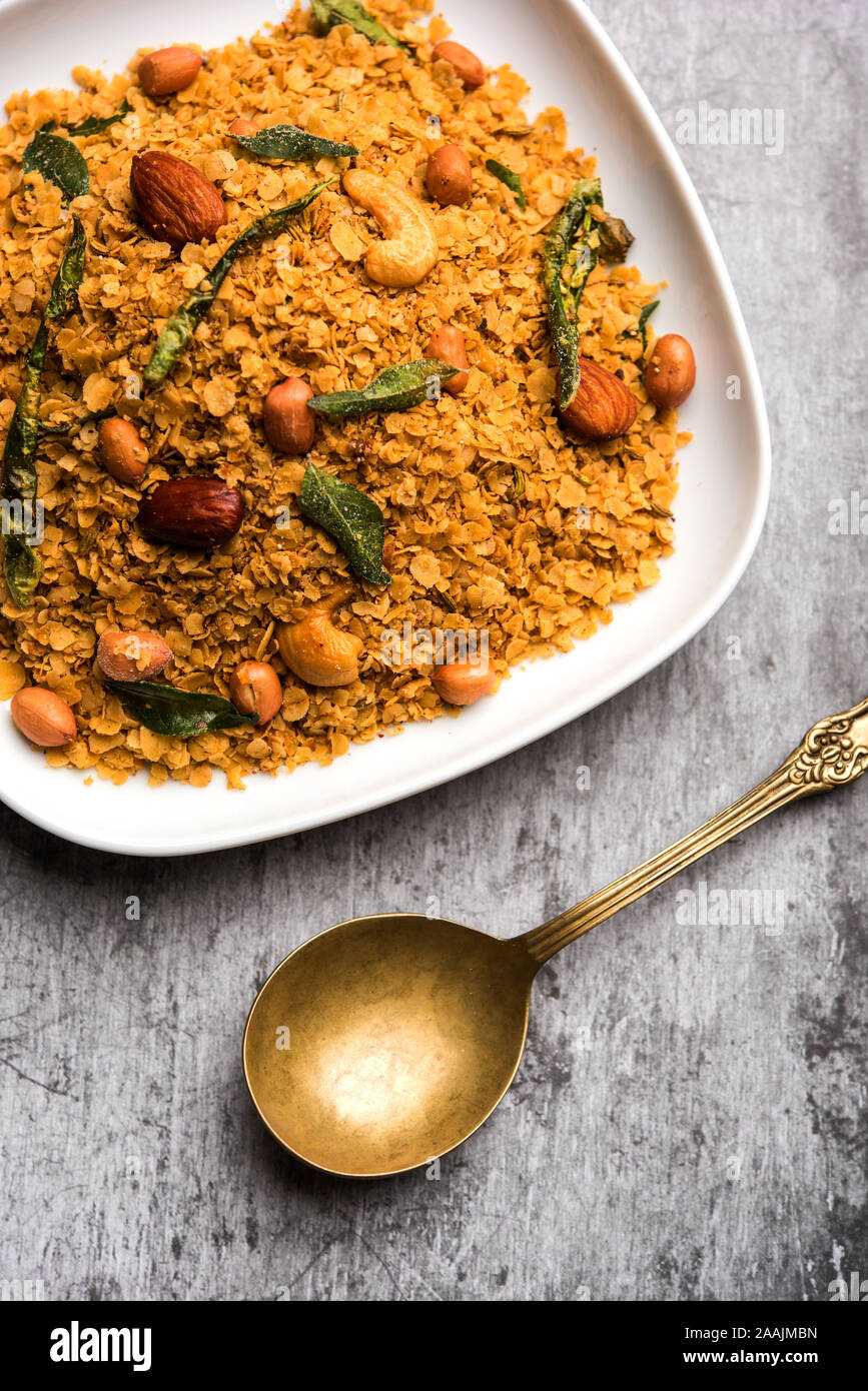 Oats Chivda / Chiwda is a healthy indian recipe with added chilli ...