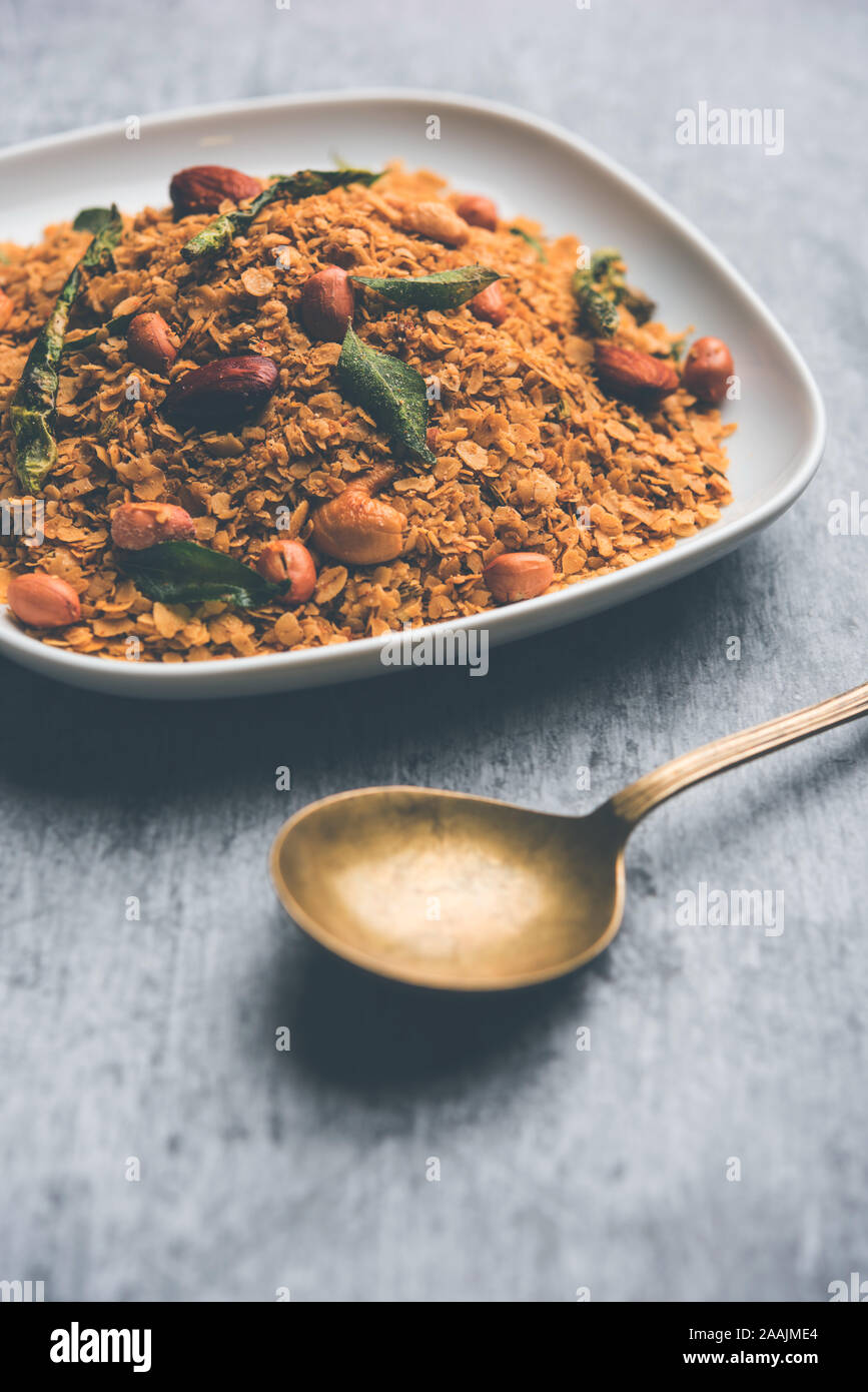 Oats Chivda / Chiwda is a healthy indian recipe with added chilli ...