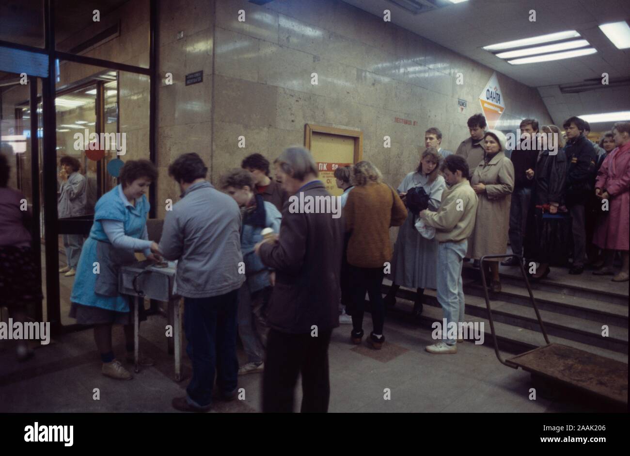 Moskau 1992, düsteres Kaufhaus - Moscow 1992, Dark Shopping Center ...