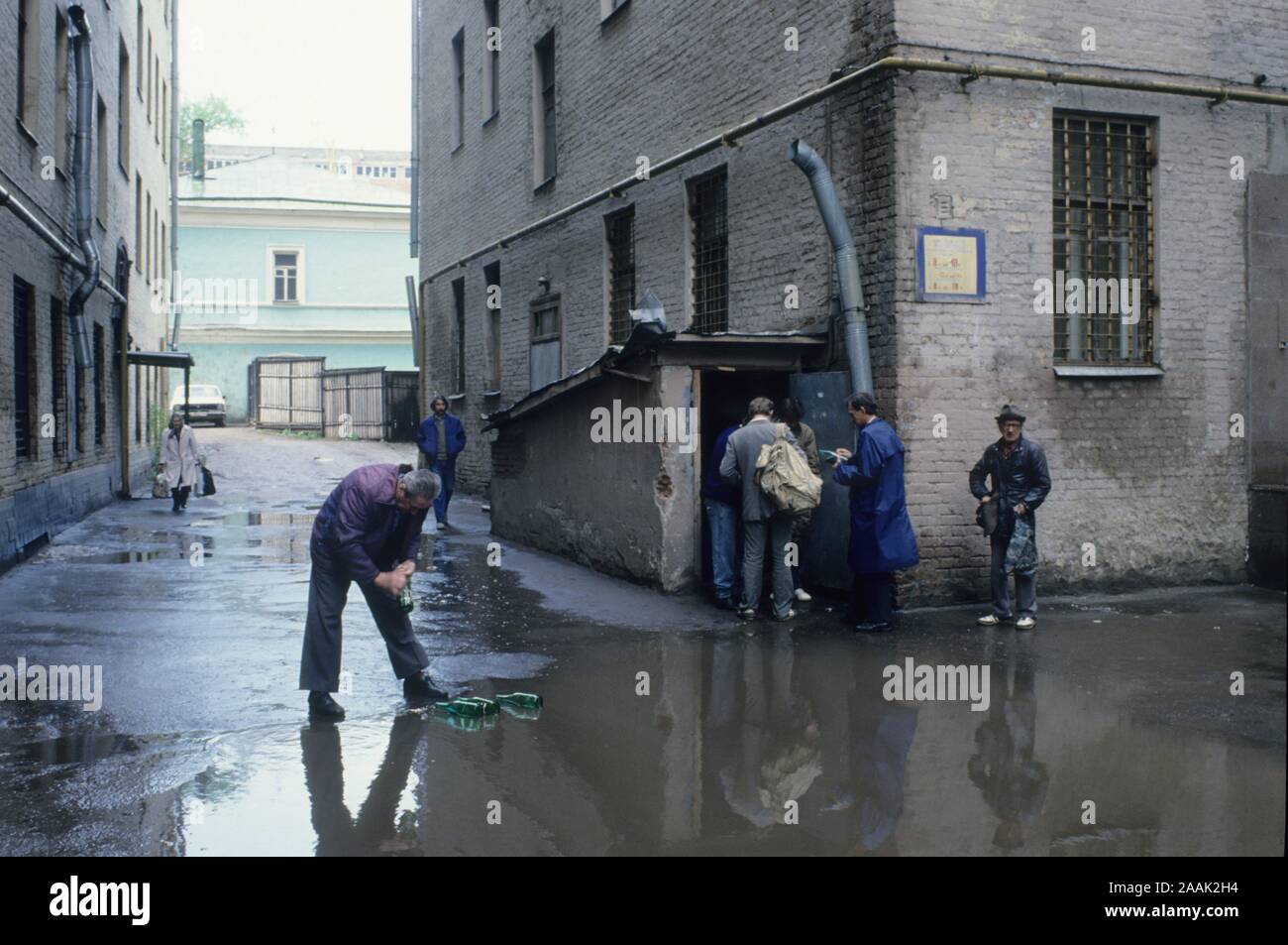 Moskau 1992, Wodkaverkauf - Moscow 1992, Wodka Trader Stock Photo - Alamy