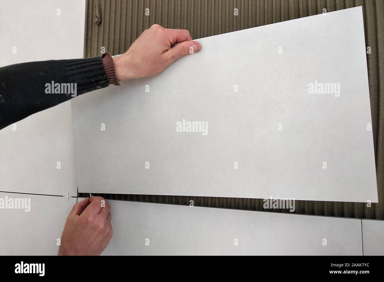 Worker hands putting ceramic tiles on the wall Stock Photo - Alamy