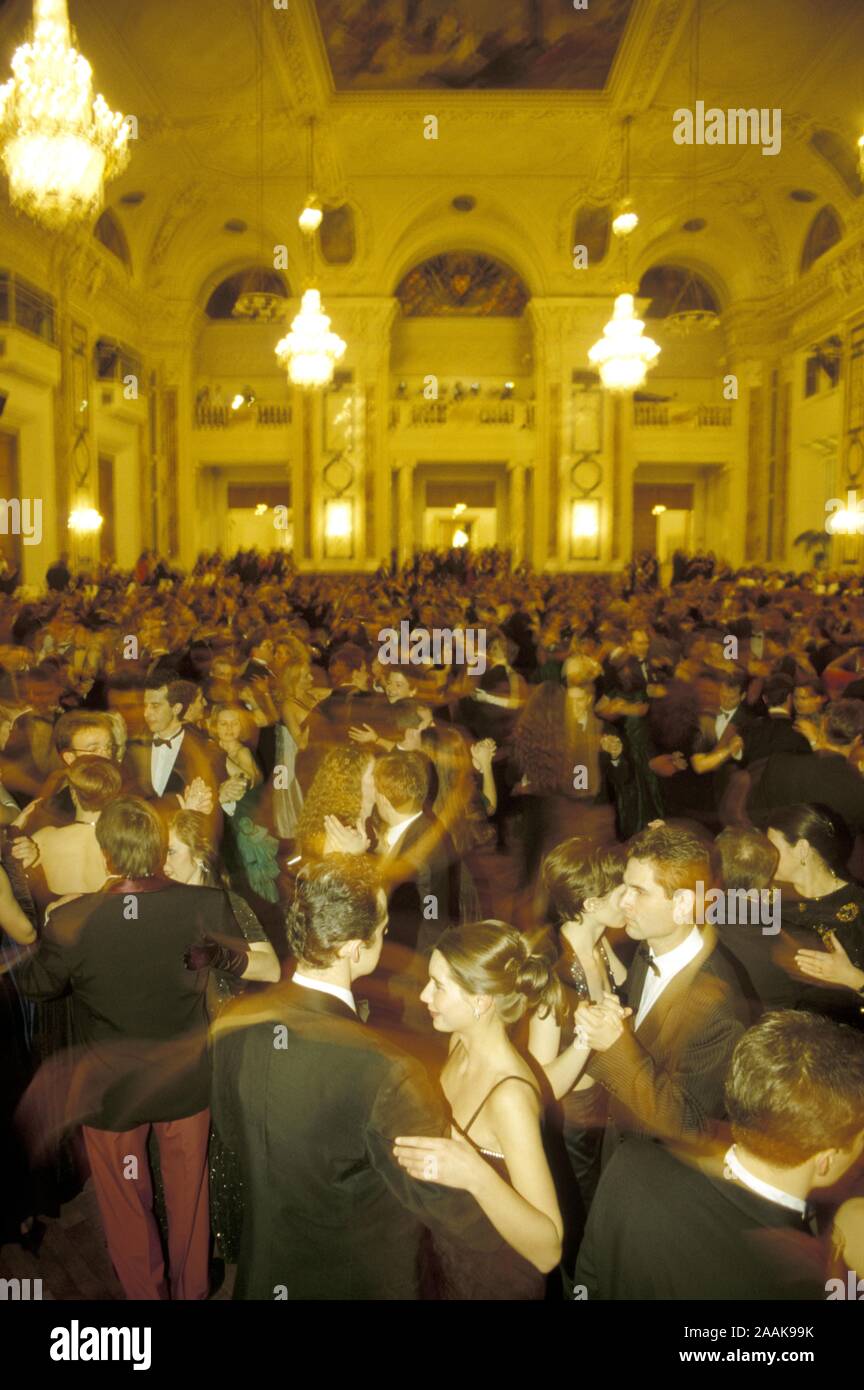 Wien, Opernball; Walzer, Frack, Abendkleid, Ballsaison - NO MODEL ...