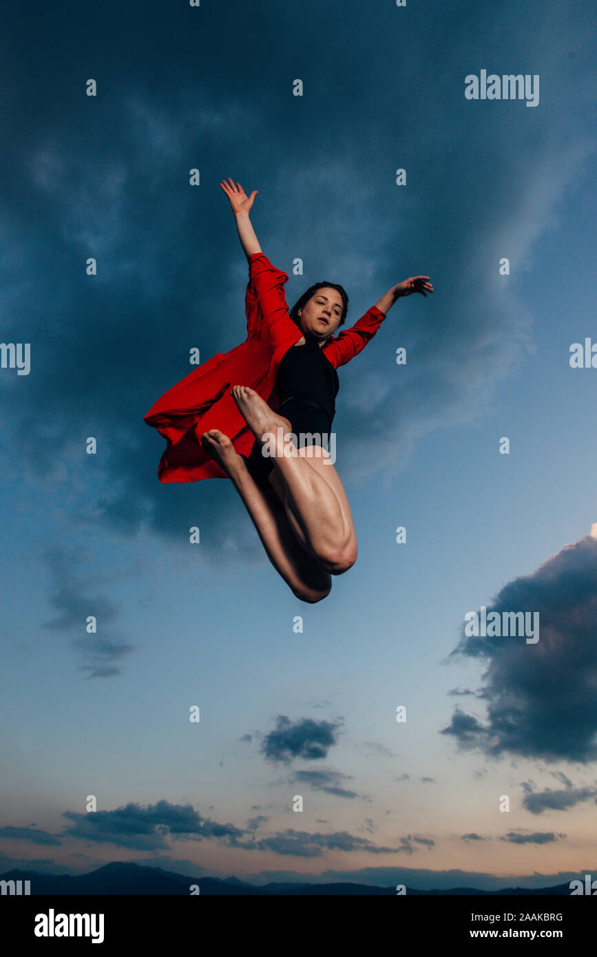 Dancer leaping sunset hi-res stock photography and images - Alamy