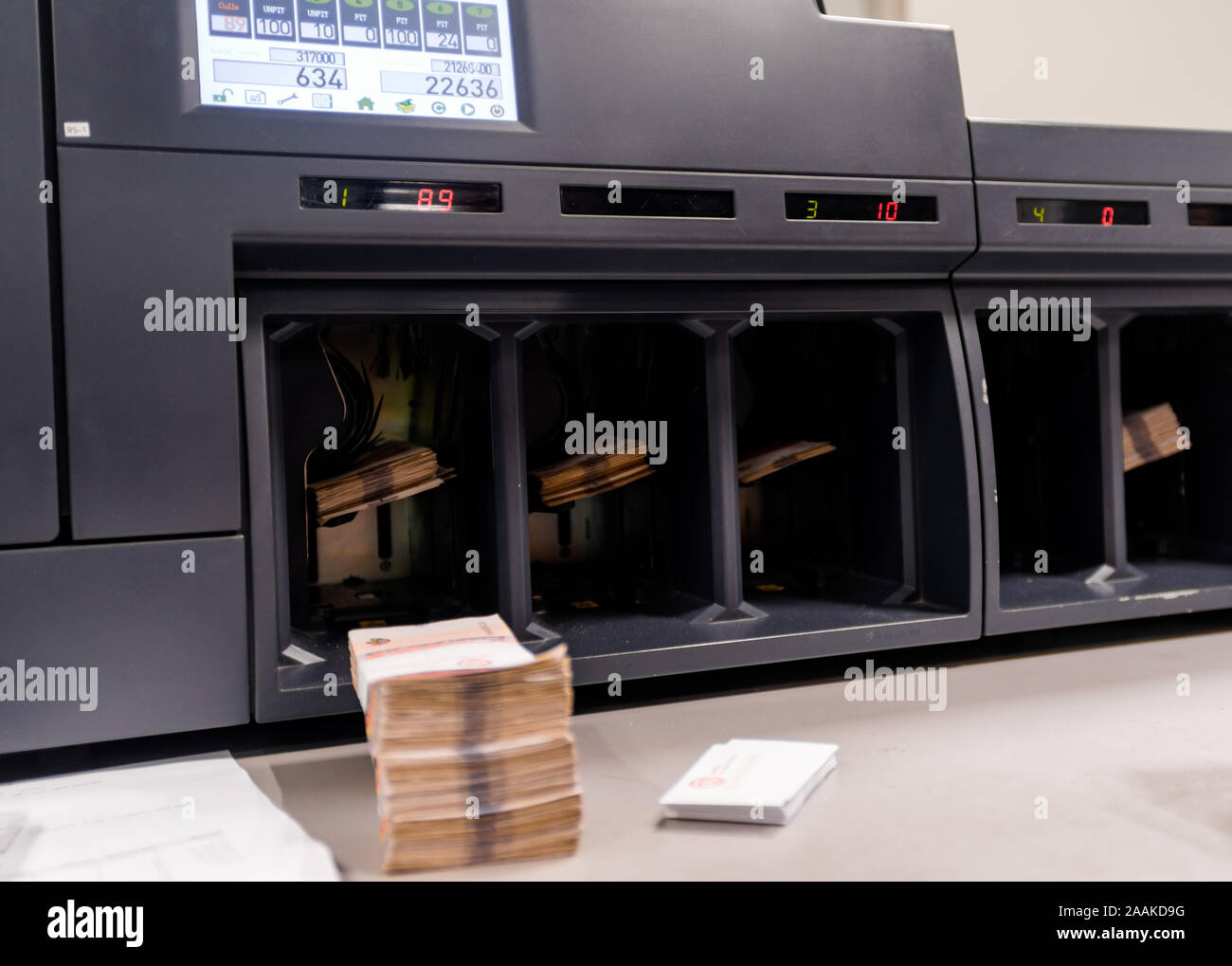 Big automatic electronic device for counting various types of banknotes ...
