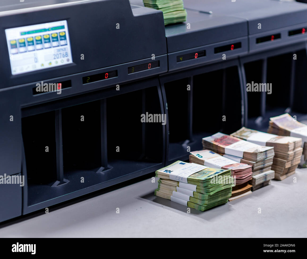 Banknote counting machine hi-res stock photography and images - Alamy