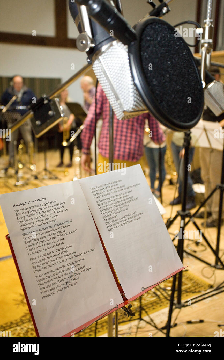 Set up mic hi-res stock photography and images - Alamy