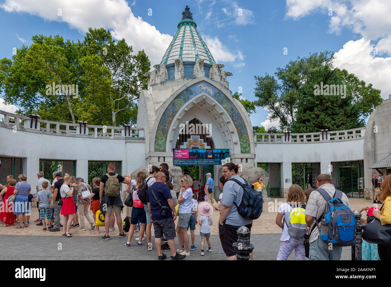 Queue animals hi-res stock photography and images - Alamy