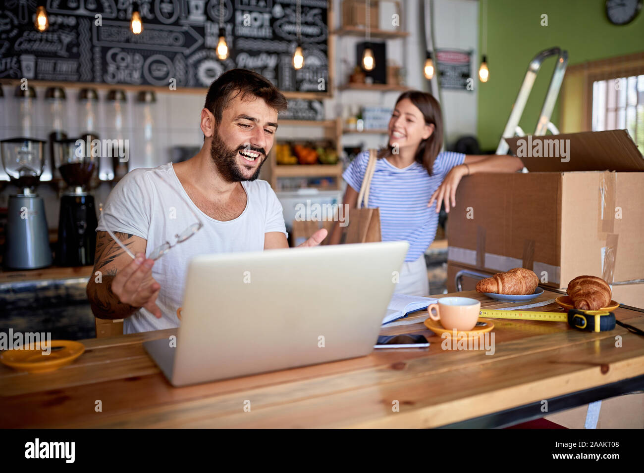Coffee shop workers hi-res stock photography and images - Alamy