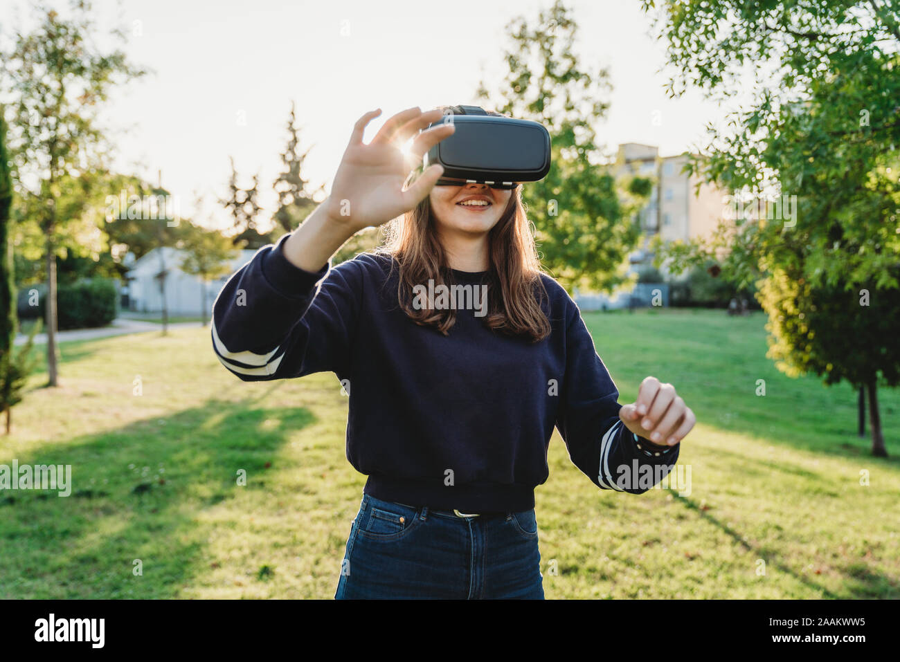 Vr headset woman city hi-res stock photography and images - Alamy
