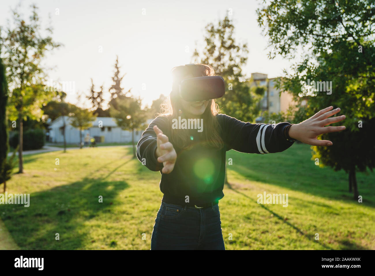 Vr headset woman city hi-res stock photography and images - Alamy