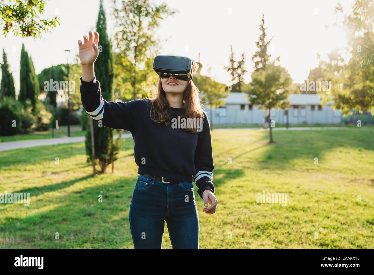 Vr headset woman city hi-res stock photography and images - Alamy