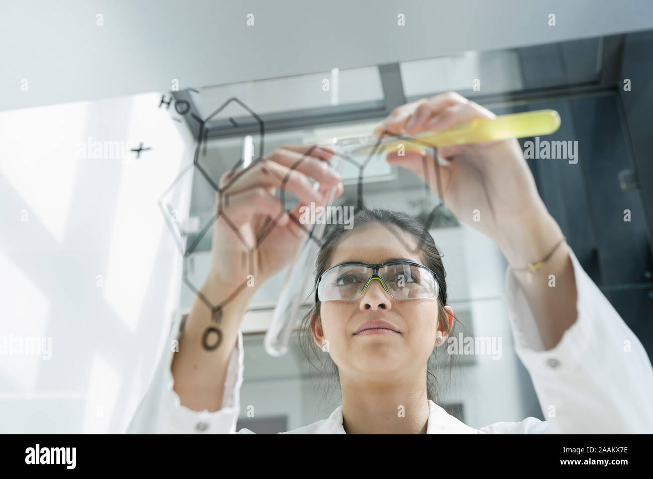 Science Test Tube Drawing High Resolution Stock Photography and Images ...