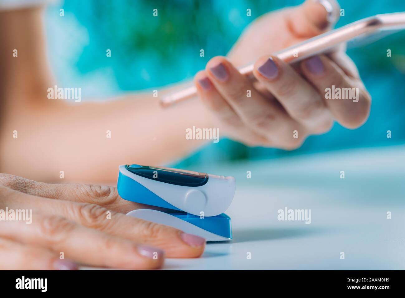 Measuring oxygen level in the blood with pulse oximeter Stock Photo - Alamy