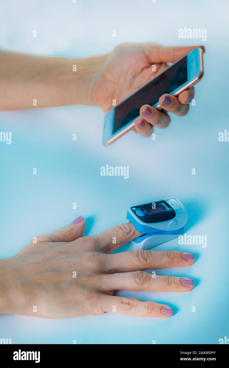 Measuring oxygen level in the blood with pulse oximeter Stock Photo - Alamy