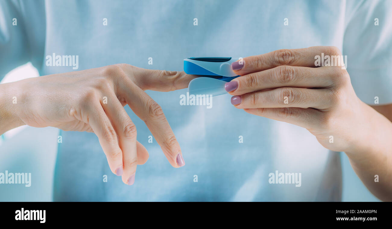 Measuring oxygen level in the blood with pulse oximeter Stock Photo - Alamy