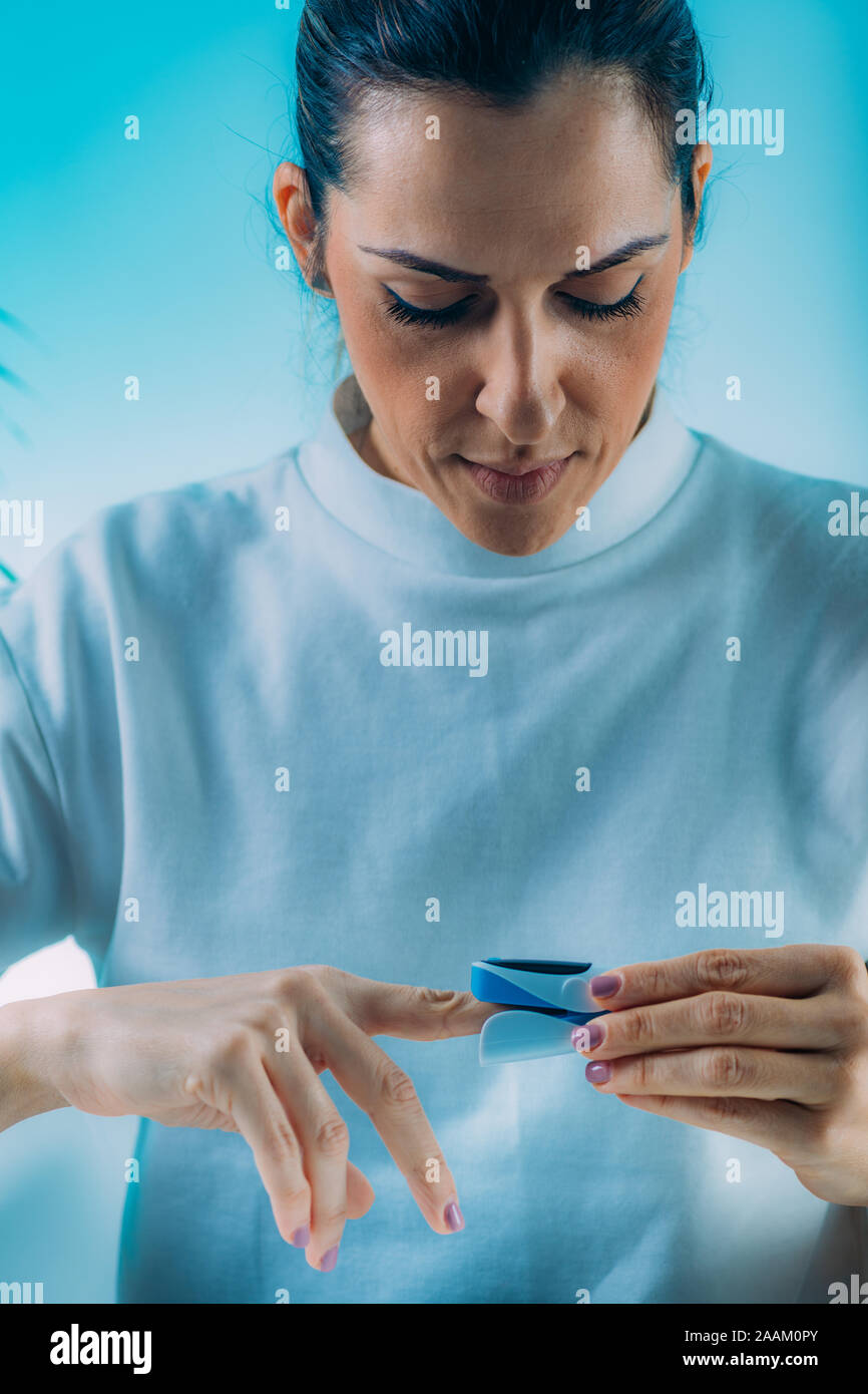Measuring oxygen level in the blood with pulse oximeter Stock Photo - Alamy