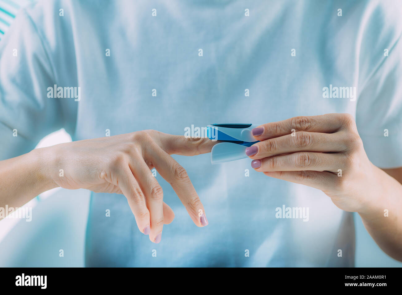 Measuring oxygen level in the blood with pulse oximeter Stock Photo - Alamy