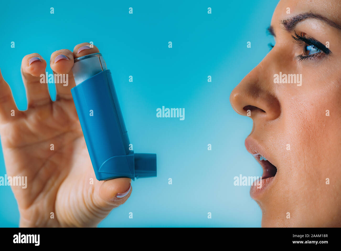 Woman using asthma inhaler Stock Photo - Alamy