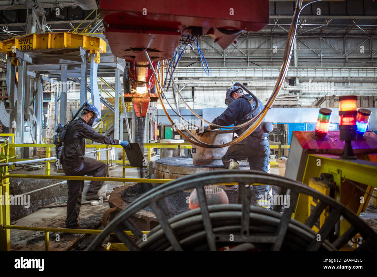 Worker pouring molten iron hi-res stock photography and images - Alamy