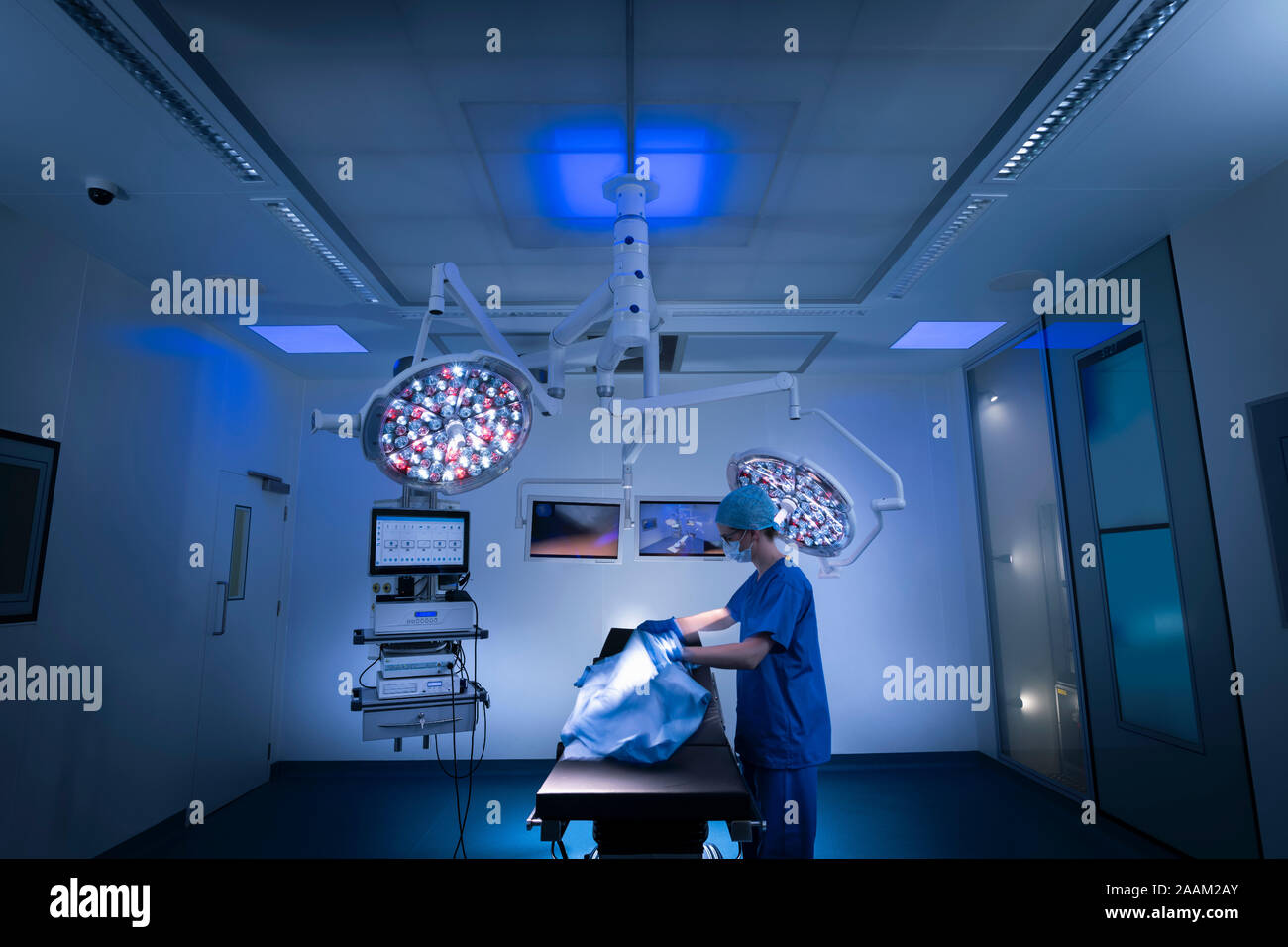 Preparing an operating theatre hi-res stock photography and images - Alamy