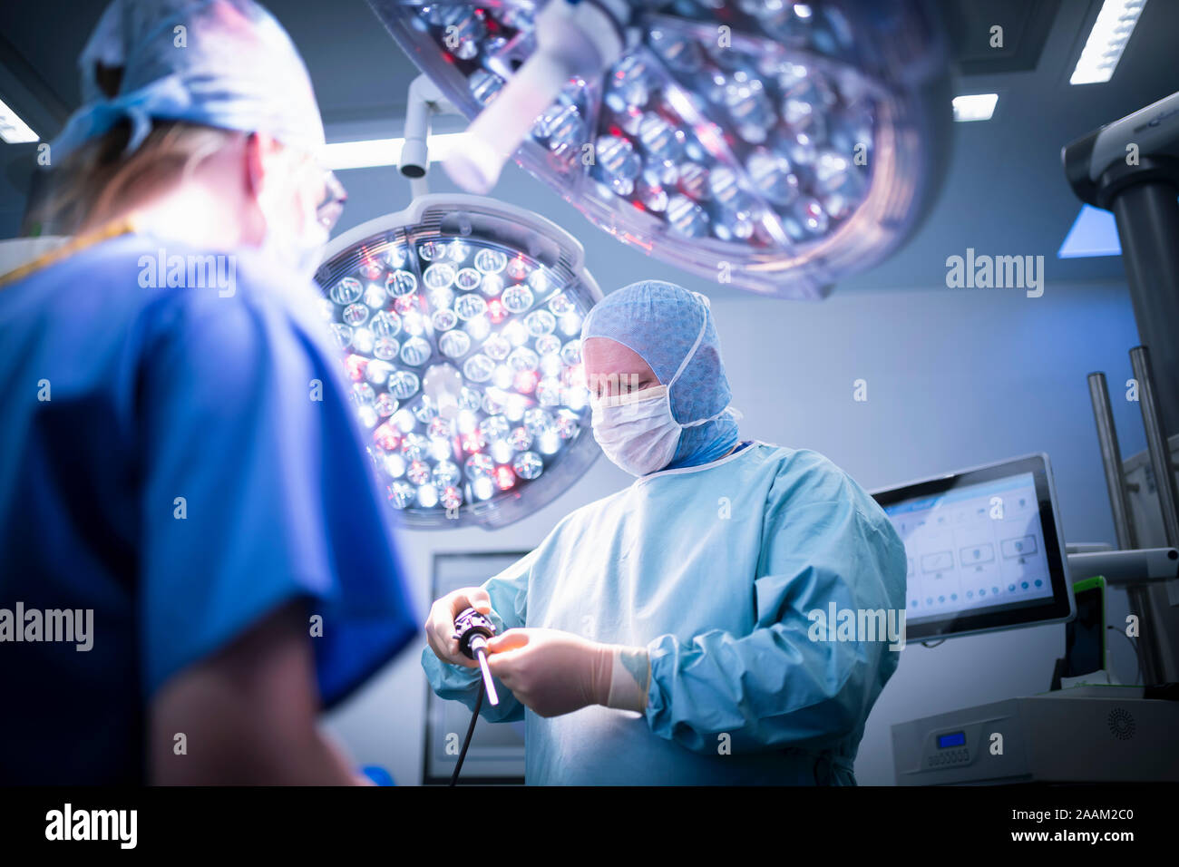 Female surgeon hospital operating room hi-res stock photography and ...