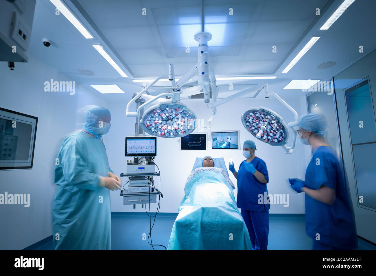 Operating room blurred motion hi-res stock photography and images - Alamy