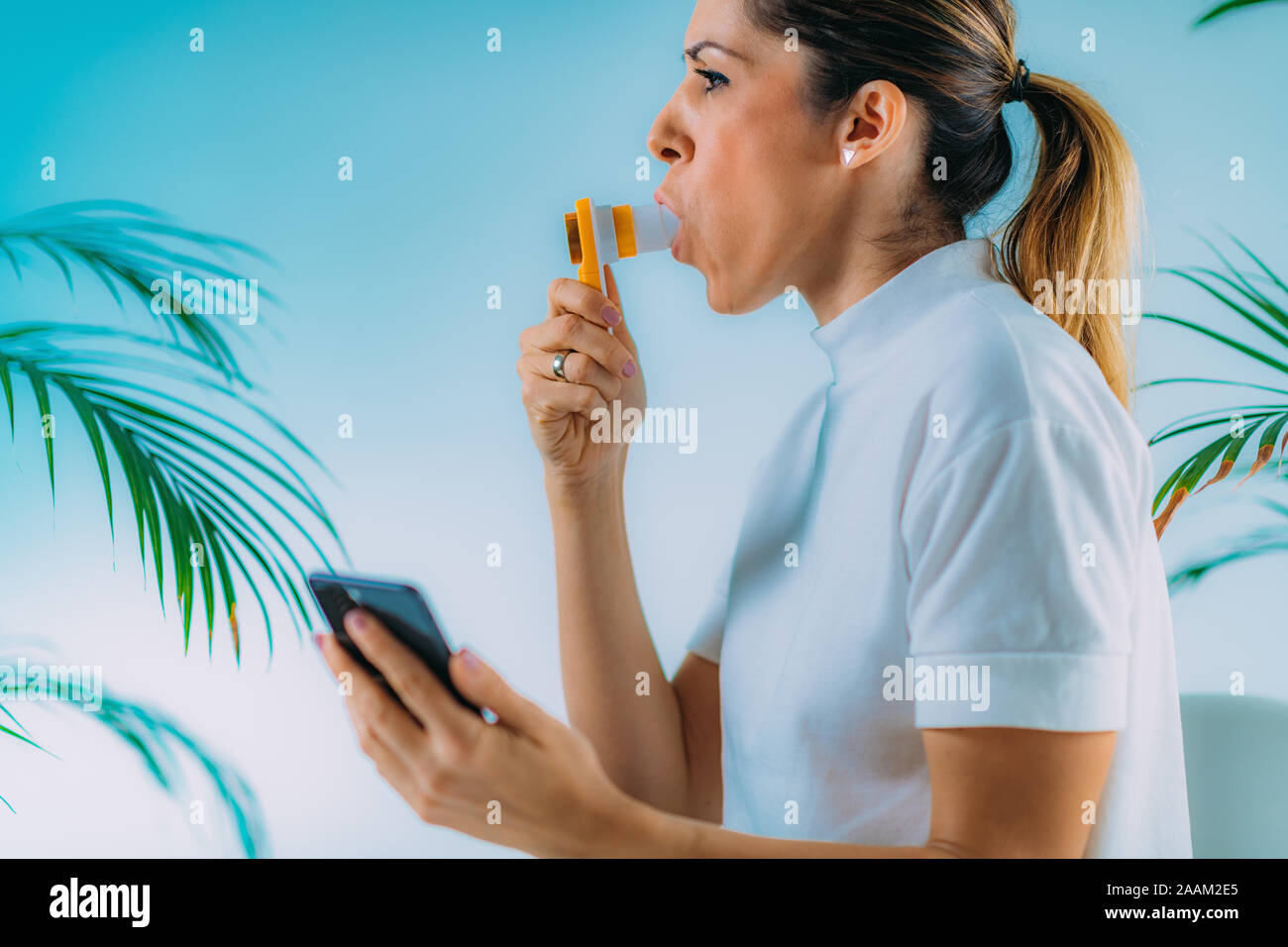 Woman using portable spirometer and a smart phone app Stock Photo - Alamy