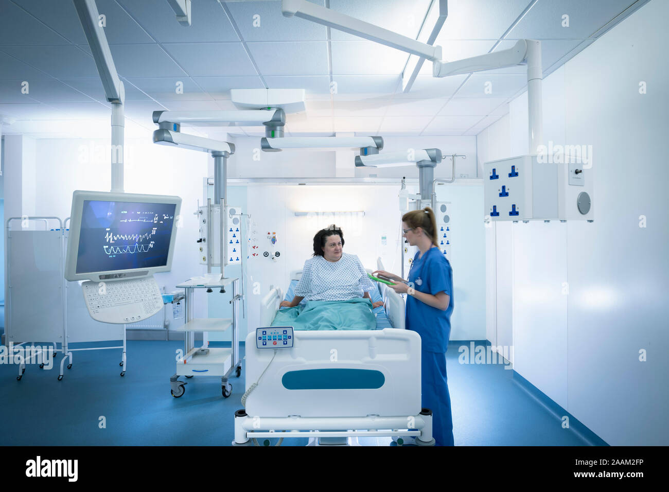 Intensive care hospital patient hi-res stock photography and images - Alamy