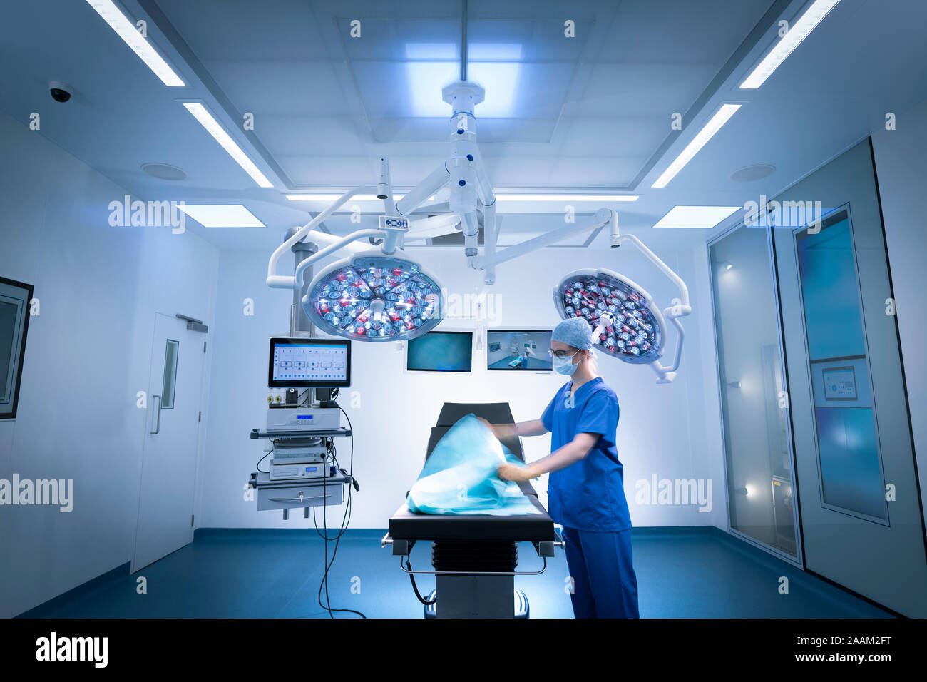 Hospital operating theatre hi-res stock photography and images - Alamy