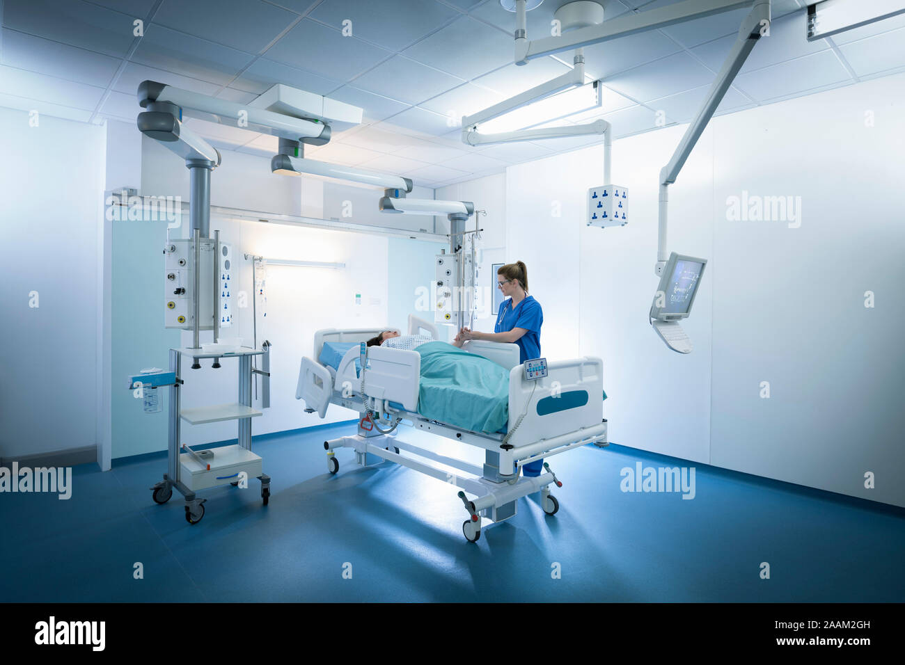 Intensive Care Unit Patient Stock Photos & Intensive Care Unit Patient ...